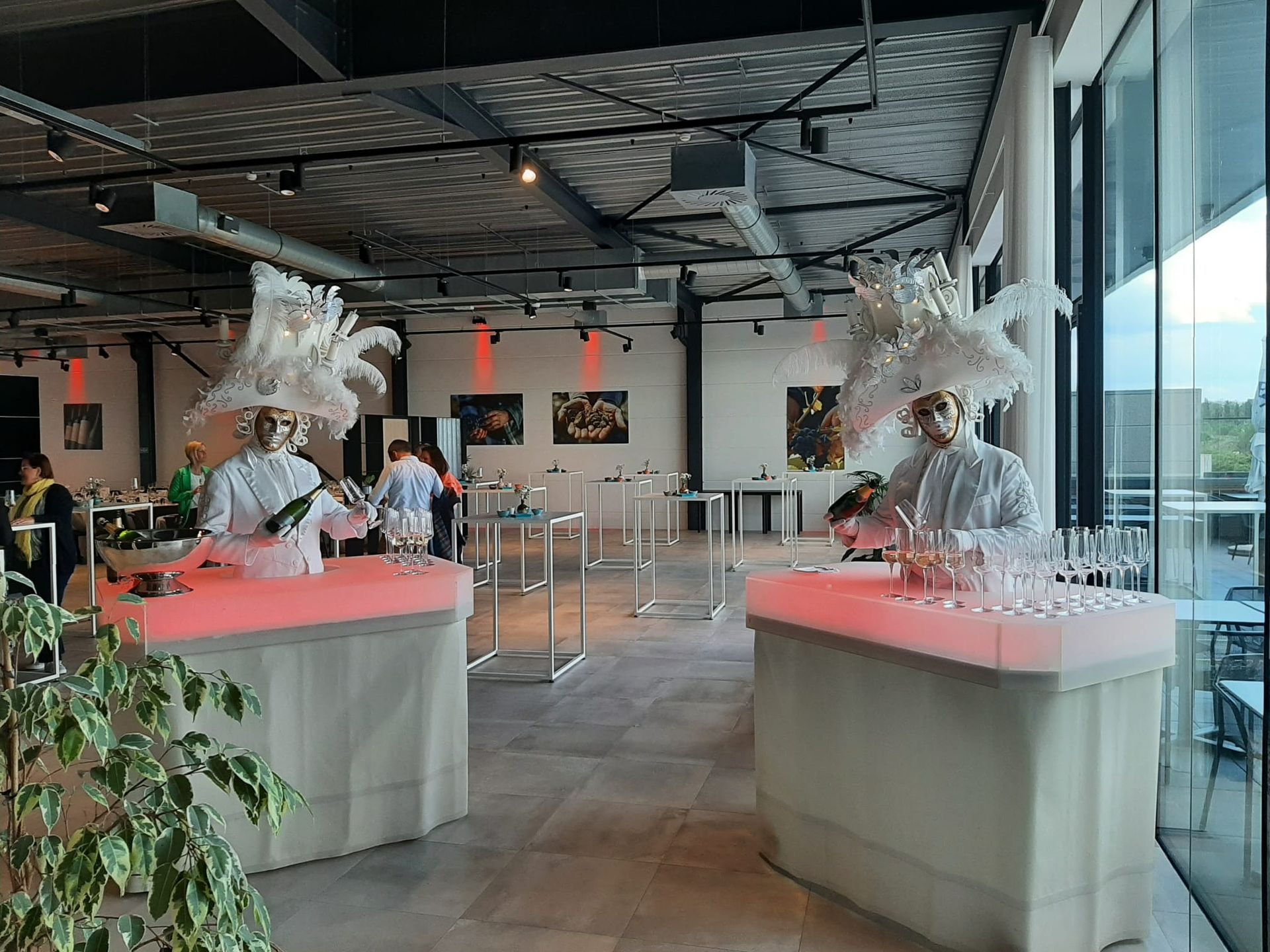 Walking tables op personeelsfeest van Total Energy | Fun & Design- Voor ...